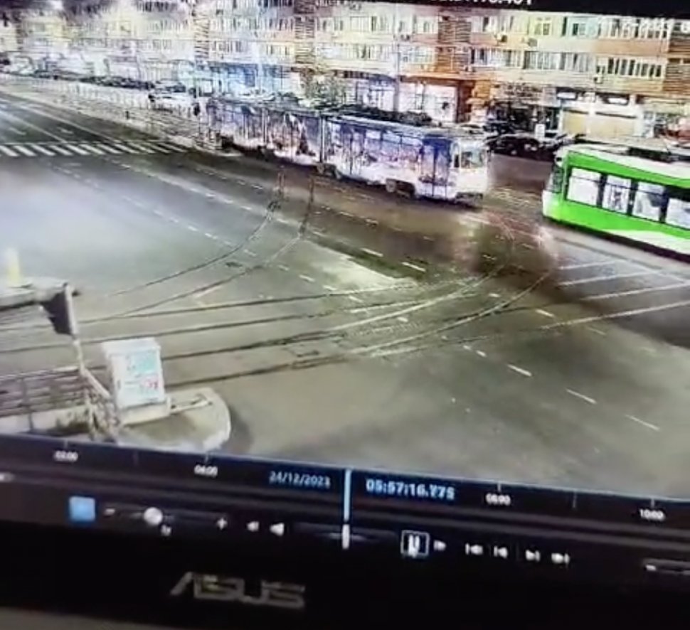 VIDEO Momentul în care două tramvaie s-au ciocnit frontal în București. Reacția STB - News Bucuresti